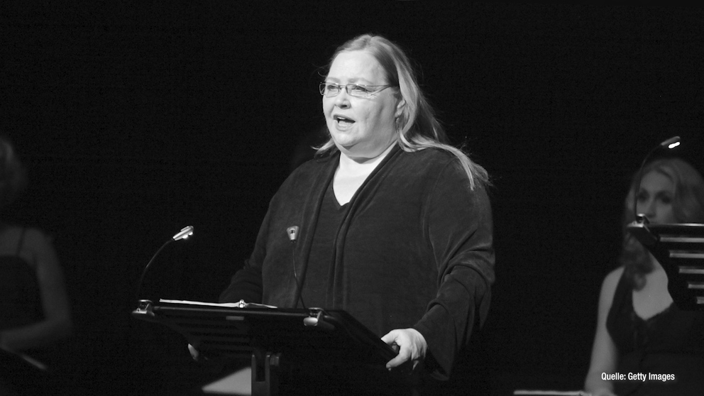 Charlie Sheen & Co. reagieren auf den Tod von Conchata Ferrell - It ...